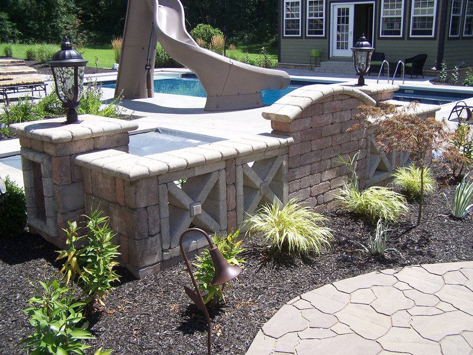 Pool Decorative Wall - Goetz LandscapingGoetz Landscaping