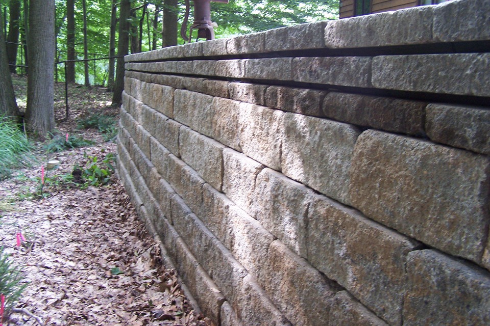 Retaining Wall Edge - Goetz LandscapingGoetz Landscaping